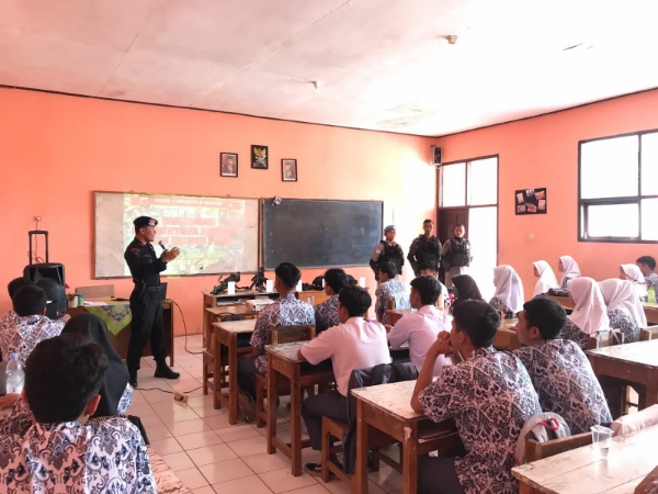 Program PDS, Upaya Anggota Bataliyon A Pelopor Edukasi Pelajar tentang Polri - Patroli Cyber